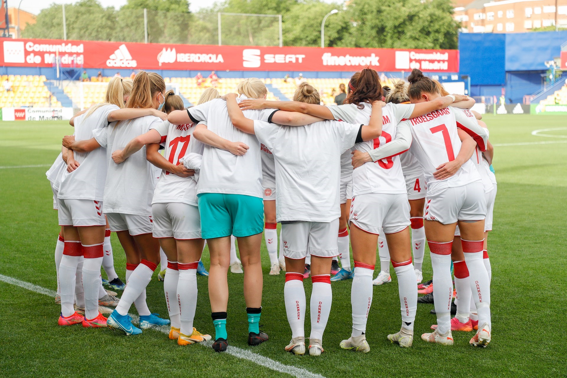 Stærke Spanien slår Danmark
